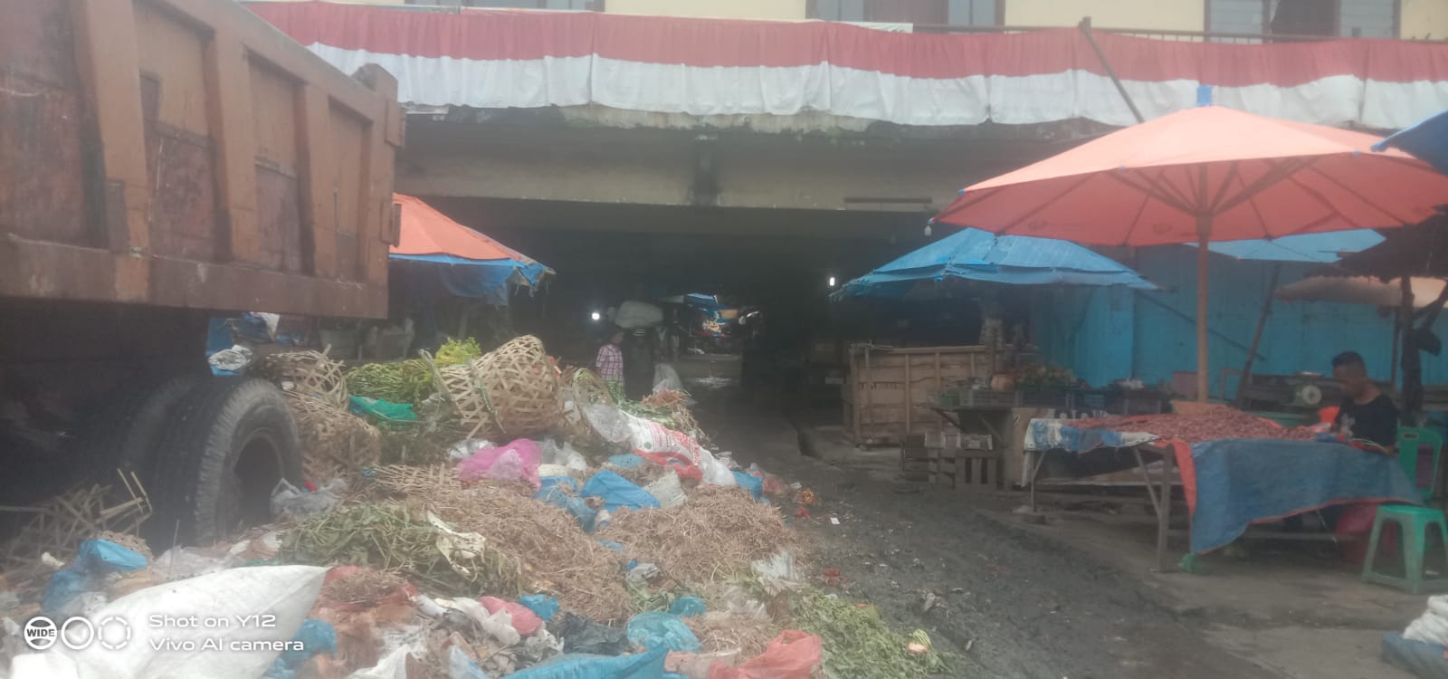 Di Pasar Dwi Kora P.Siantar Sampah Menumpuk Membusuk Bau Bangkai – Pelita Rakyat