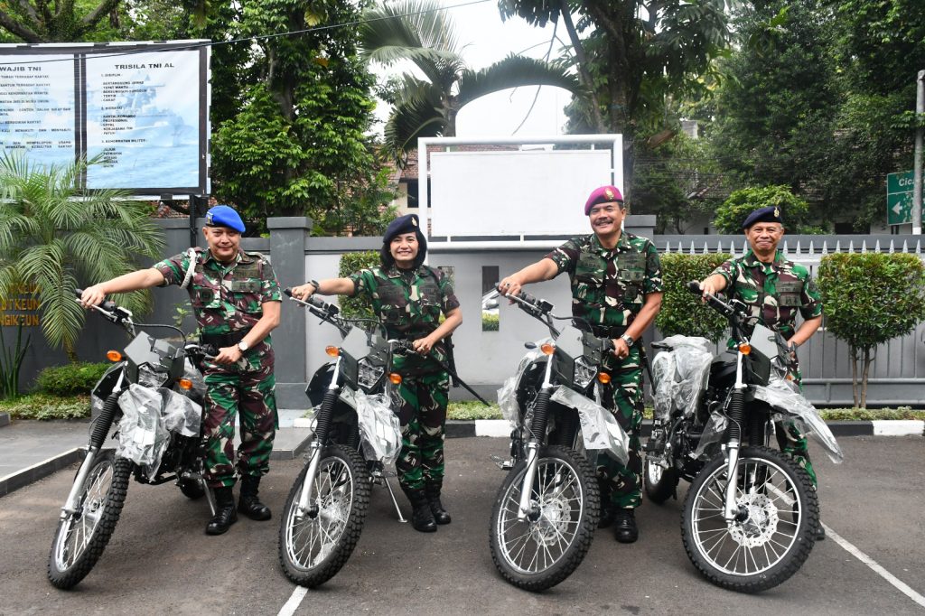 Pangkalan TNI AL Bandung Terima 5 Unit Motor Trail Dari Kemhan – Pelita ...