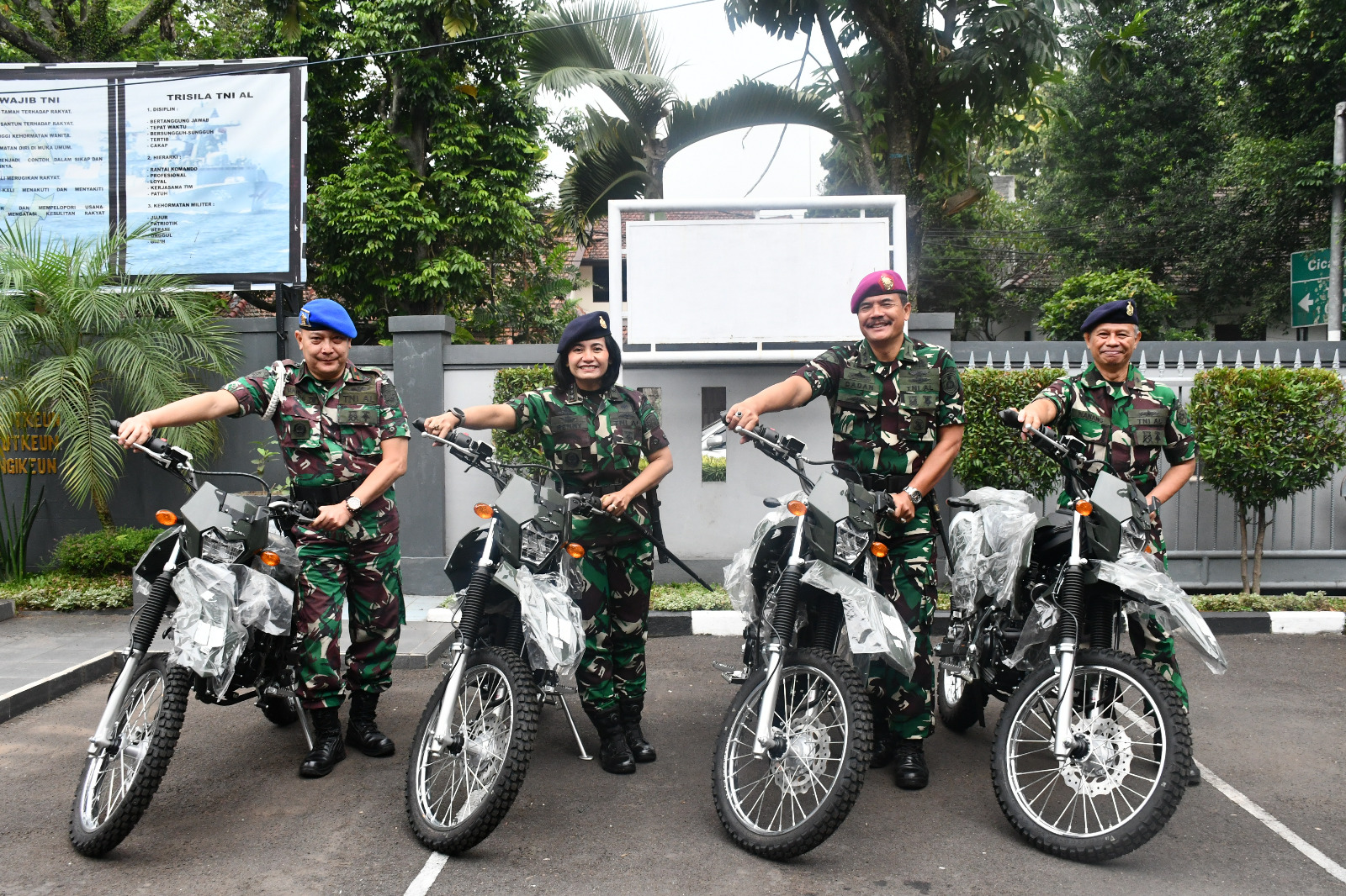 Pangkalan TNI AL Bandung Terima 5 Unit Motor Trail Dari Kemhan - Pelita ...