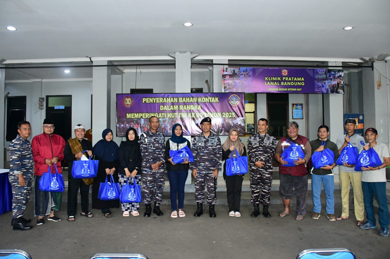 Lanal Bandung Gelar Bakti Sosial Pembagian Sembako Sambut HUT Ke-80 TNI – Pelita Rakyat