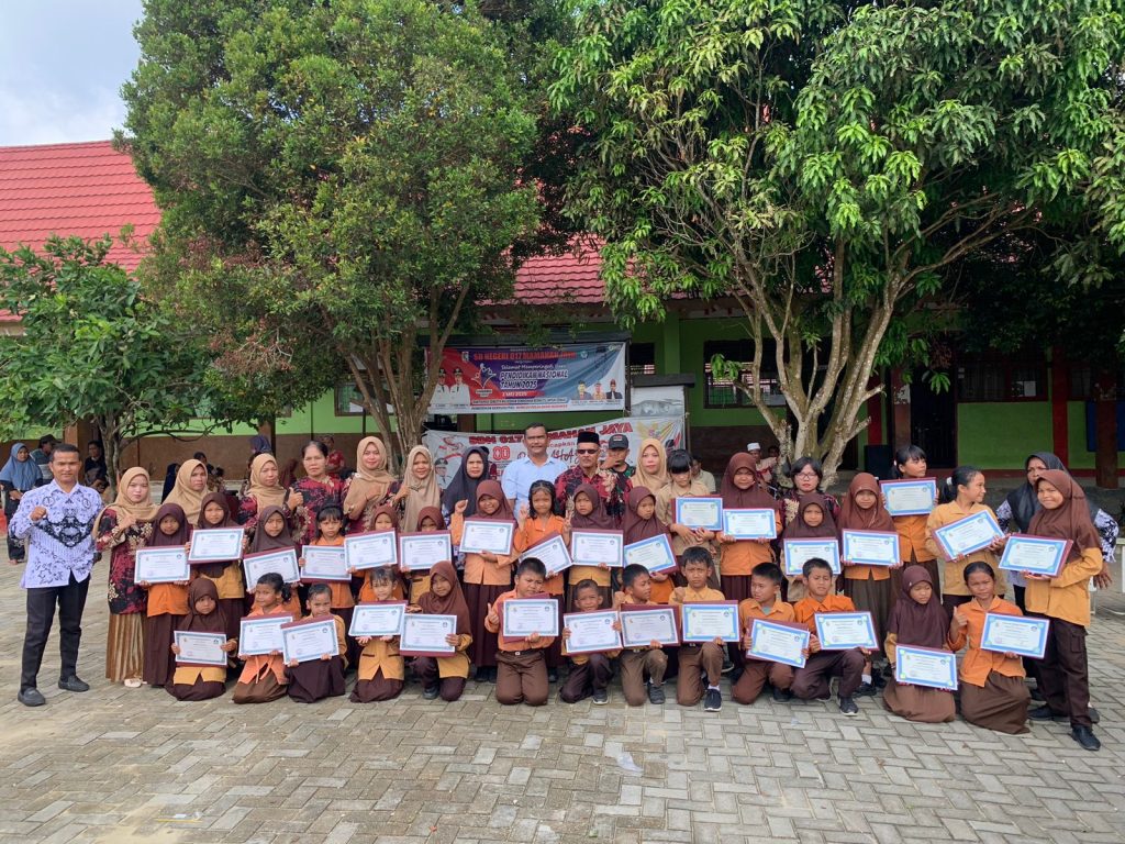 Kepsek SDN 17 Mamahan Jaya Serahkan Sertifikat untuk Murid Berprestasi ...